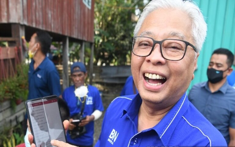 Mungkin Sekarang Ini Ada Pemimpin UMNO Sedang Ketawa Besar - MYKMU.NET