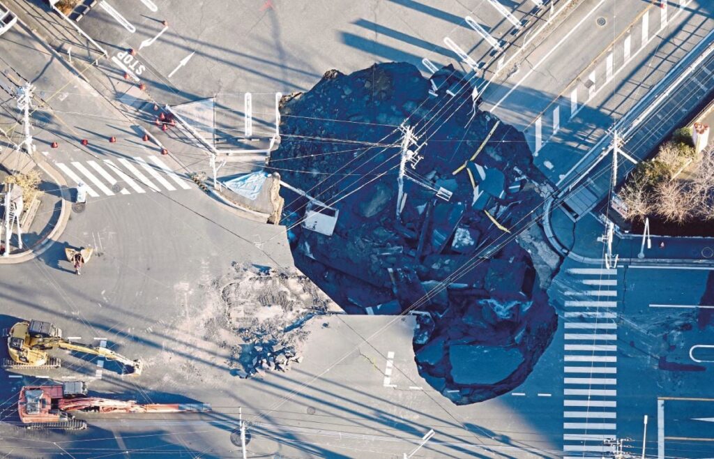 Masuk hari ke-14, pemandu trak jatuh dalam lubang benam belum ditemukan ...