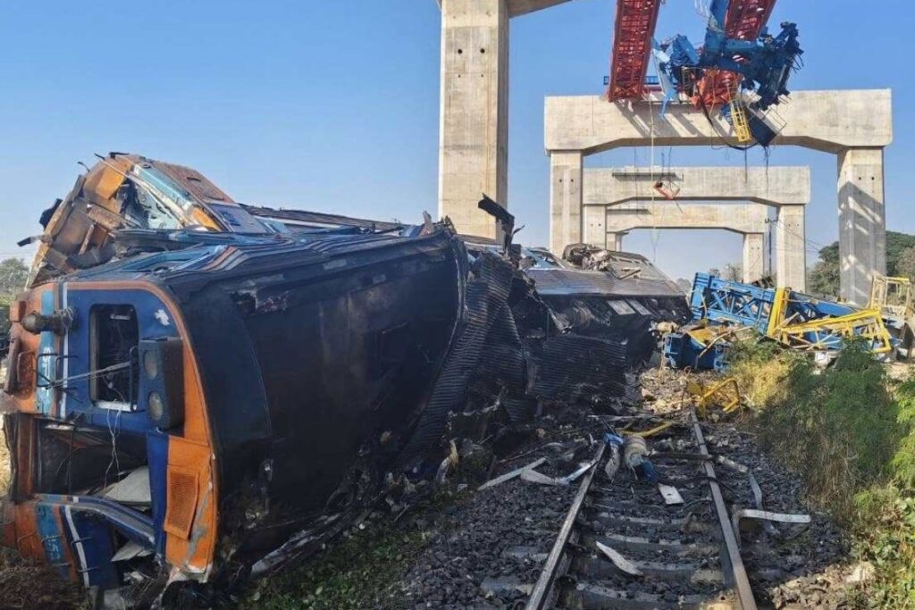 Kren tumbang hempap kereta api, 22 maut - MYKMU.NET